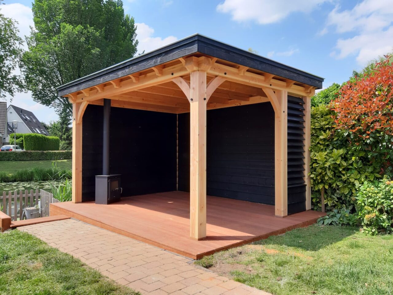 Douglas Houten Veranda Met Shutter Vlonder En Buitenkachel douglas-houten-veranda-met-shutter-vlonder-en-buitenkachel